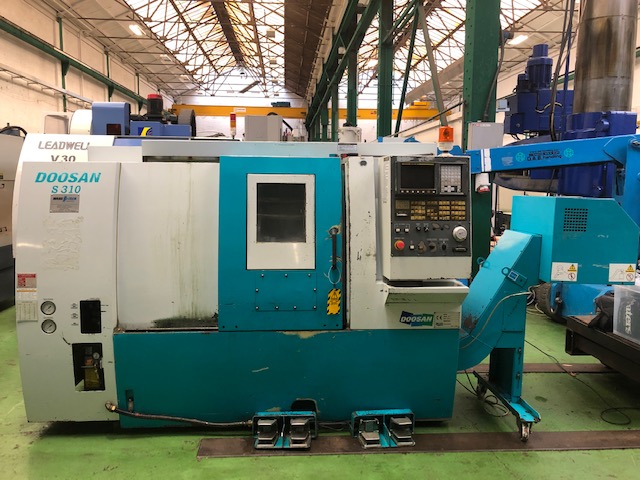 DOOSAN S310 CNC Lathe with Swarf Conveyor. Fanuc 21-iT Control.
